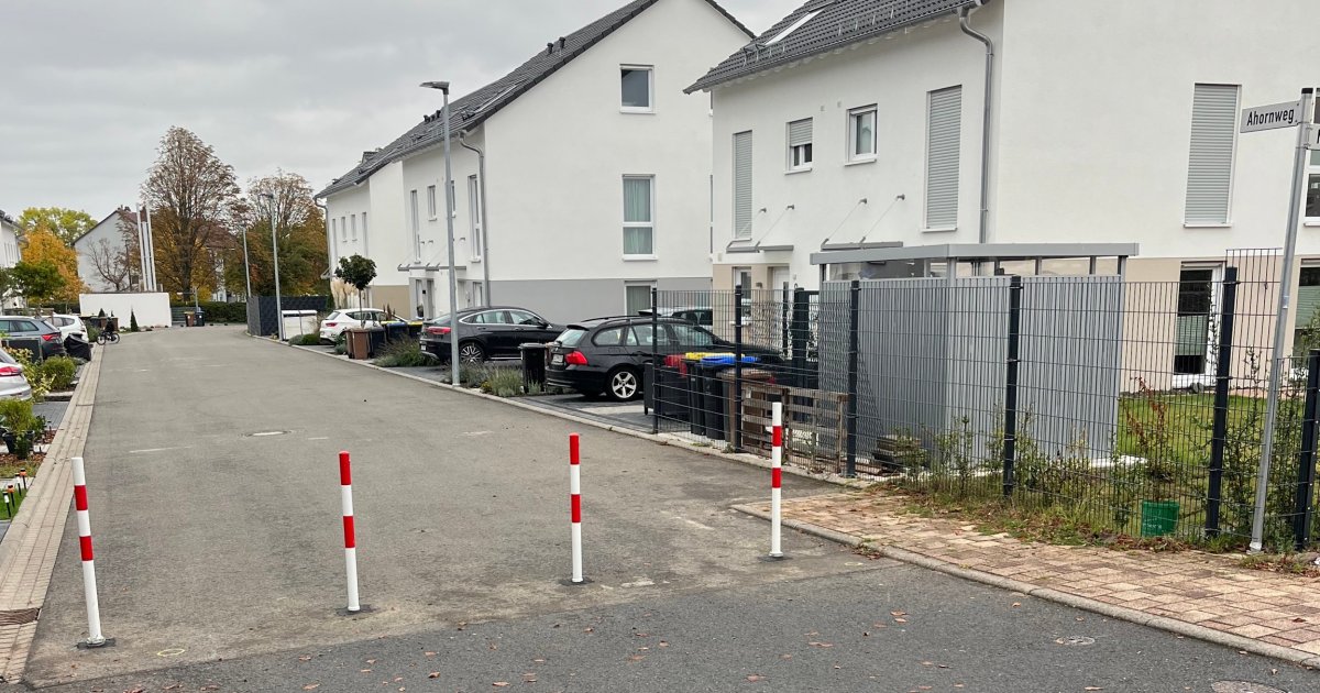 Zu viel Durchfahrtsverkehr: Ahornweg wird mit Pollern gesperrt | Bad ...
