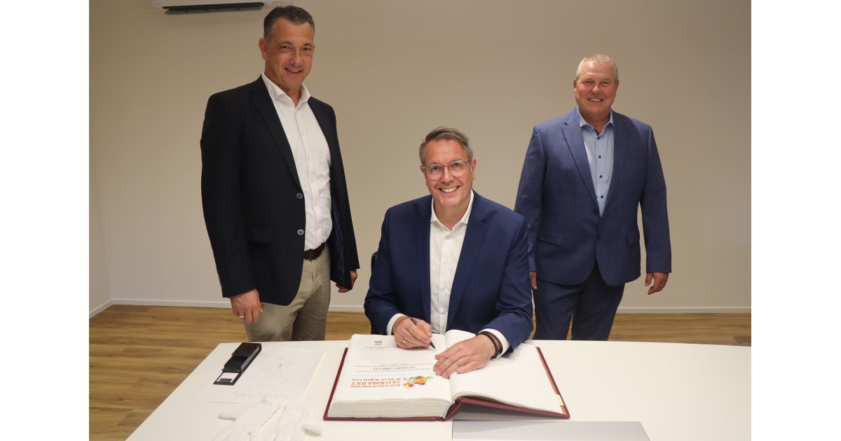 Ministerpräsident Schweitzer trägt sich in das Gästebuch der Stadt ein ...